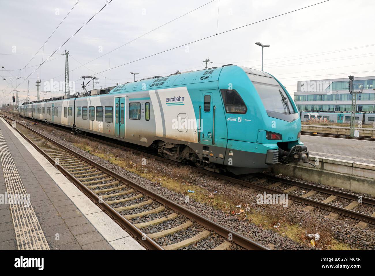Eisenbahnverkehr am Bahnhof Rheine. Regionalbahn Zug der Eurobahn. RB61 ...