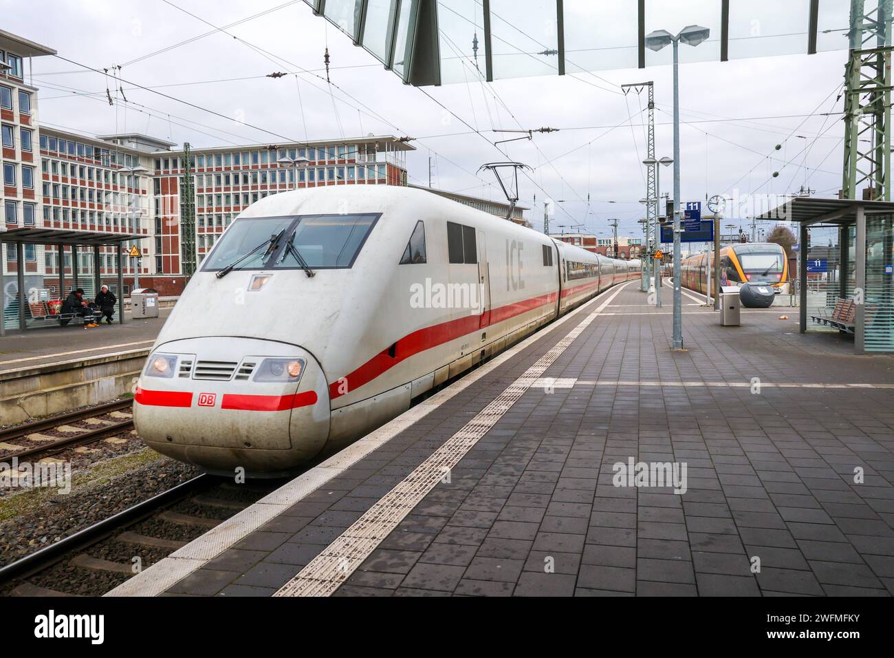Eisenbahnverkehr am Münster Hauptbahnhof. Intercity Express Zug ICE1 ...