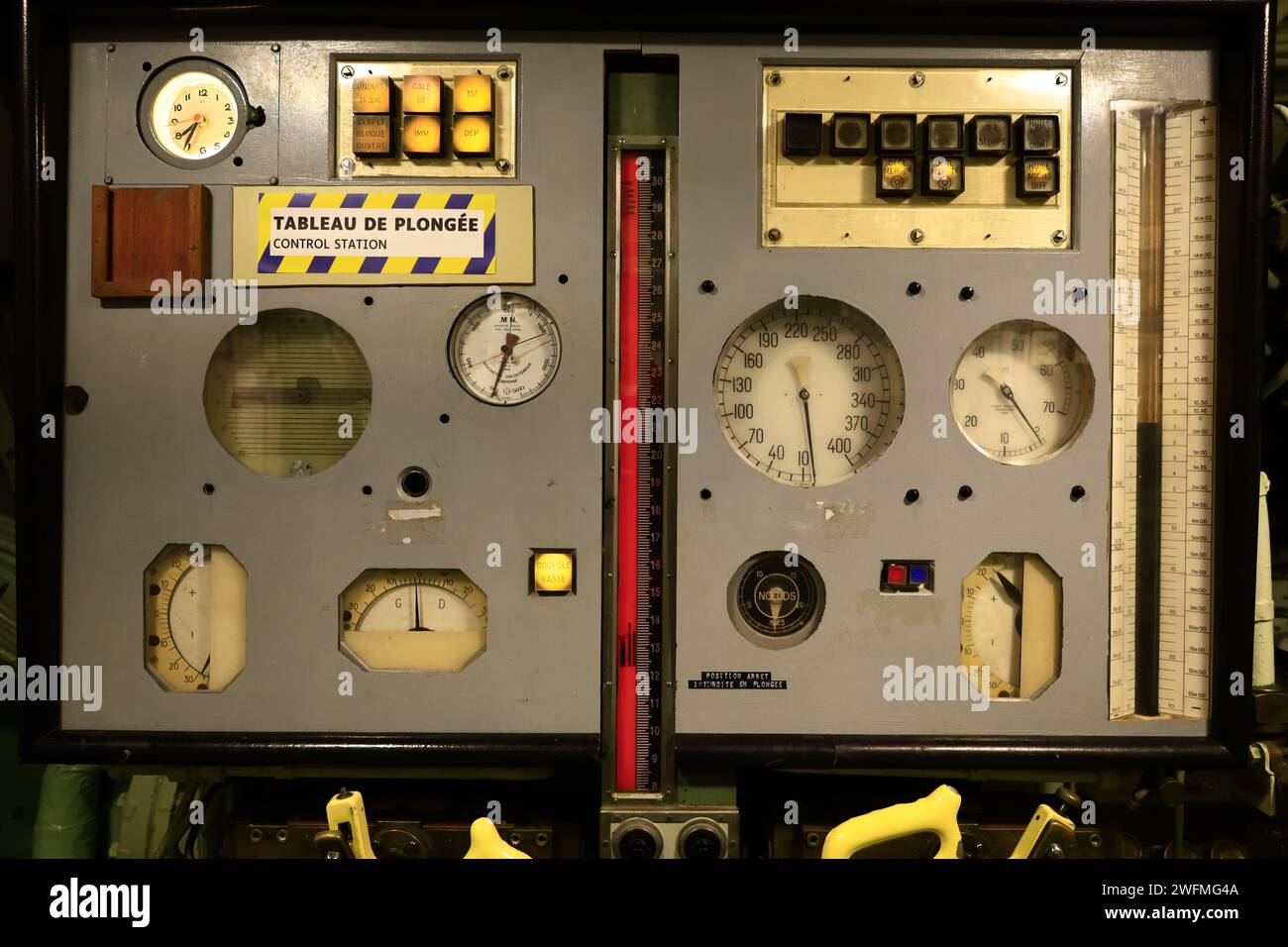 The Flore S645 was a Daphne-class French submarine. Launched in 1960 ...