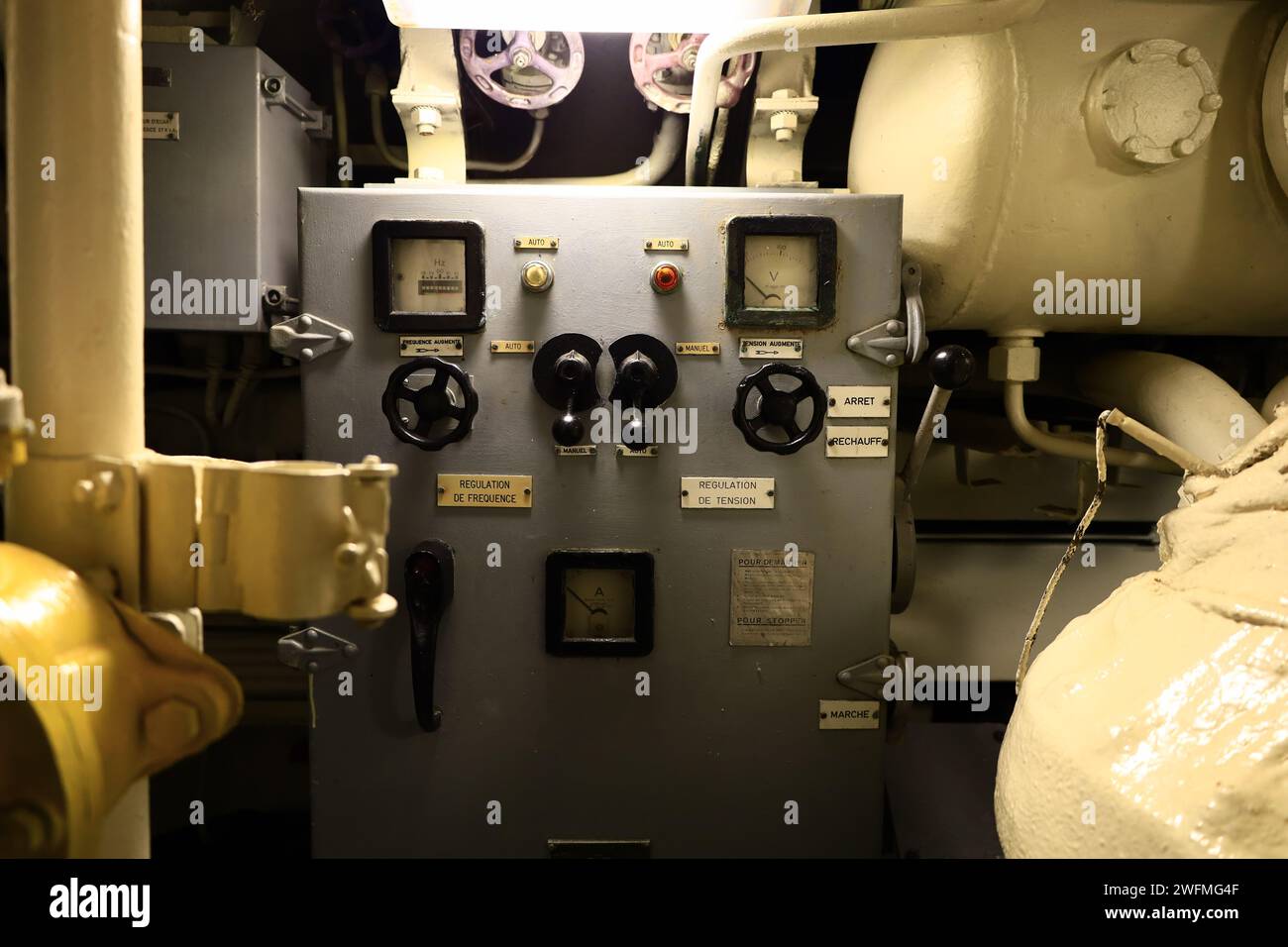 The Flore S645 was a Daphne-class French submarine. Launched in 1960 ...