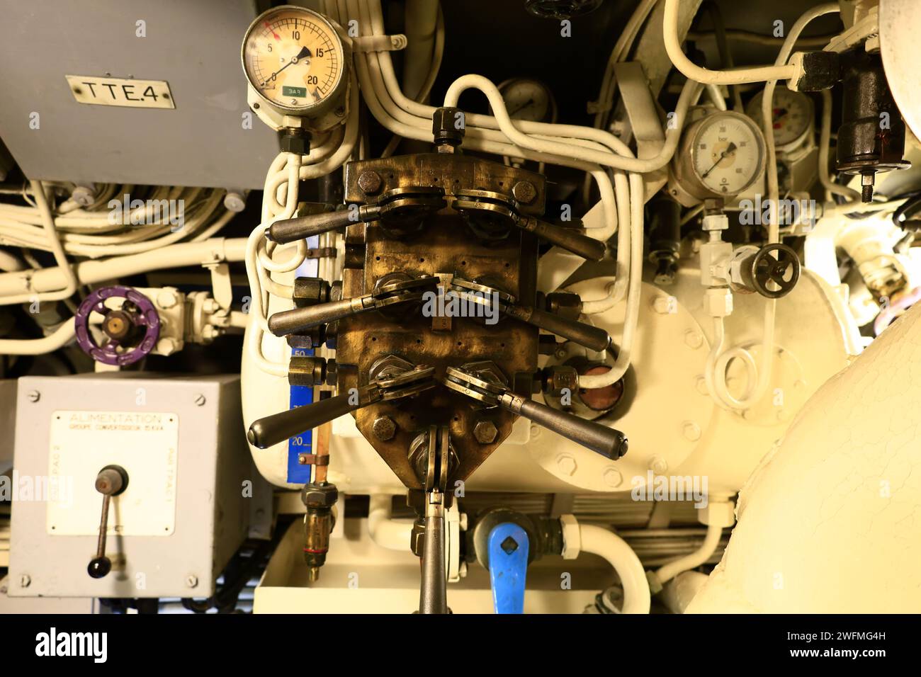 The Flore S645 was a Daphne-class French submarine. Launched in 1960 ...