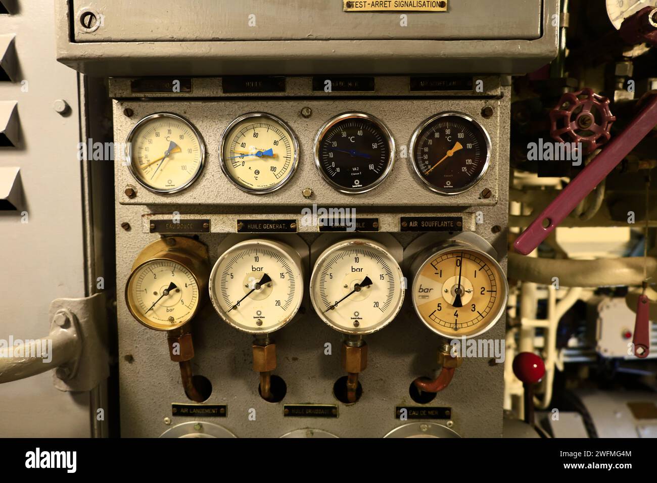 The Flore S645 was a Daphne-class French submarine. Launched in 1960 ...
