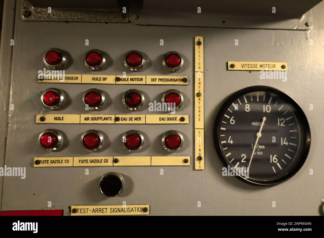 The Flore S645 was a Daphne-class French submarine. Launched in 1960 ...