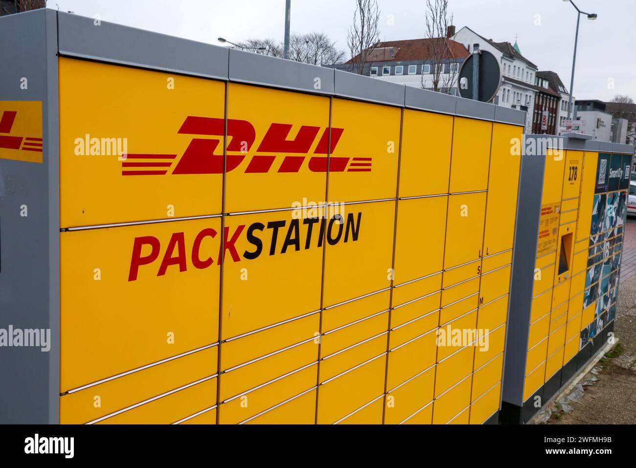 Dhl packing stations hi-res stock photography and images - Alamy