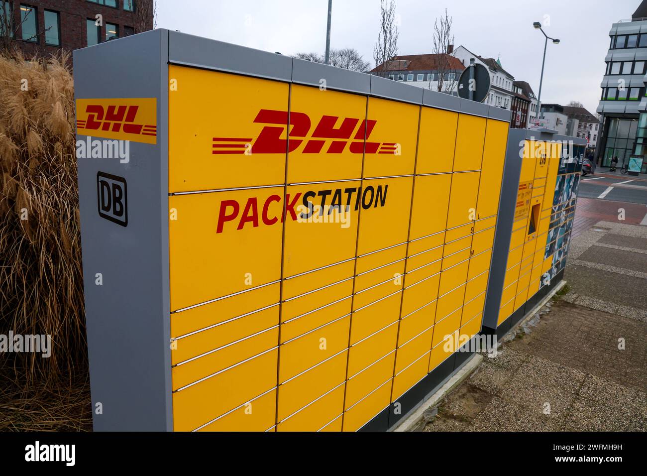Dhl packing stations hi-res stock photography and images - Alamy