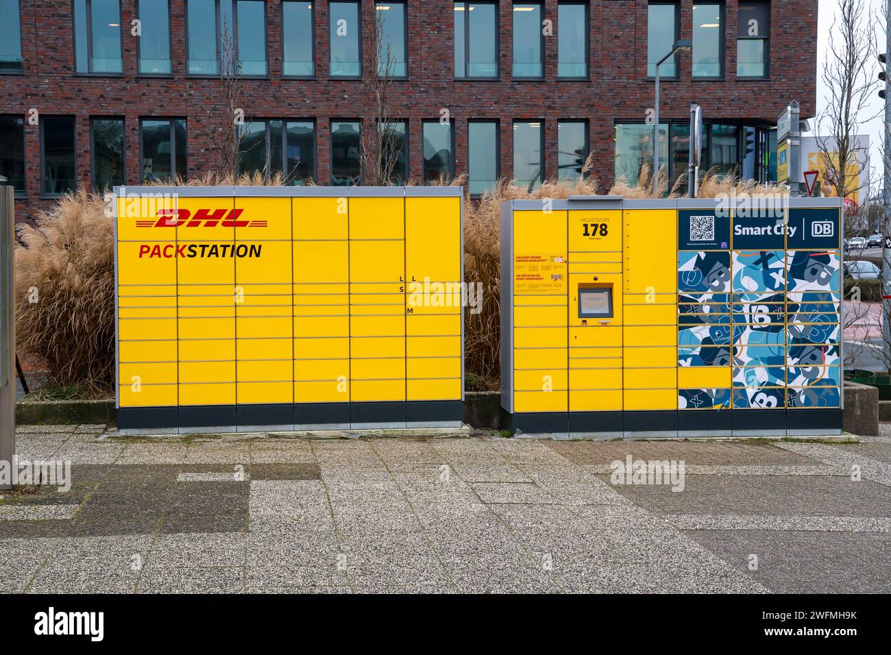 Dhl packing stations hi-res stock photography and images - Alamy