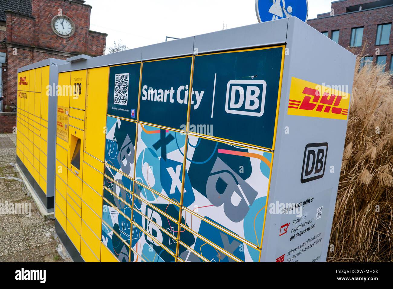 Dhl packing stations hi-res stock photography and images - Alamy
