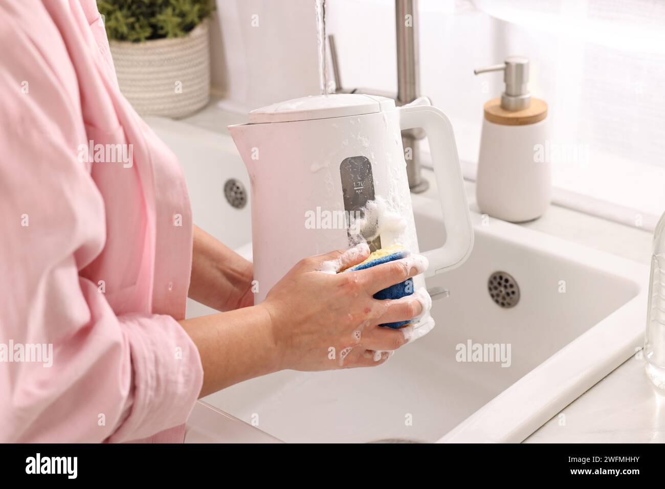 Woman washing kitchen sink sponge hi-res stock photography and images ...