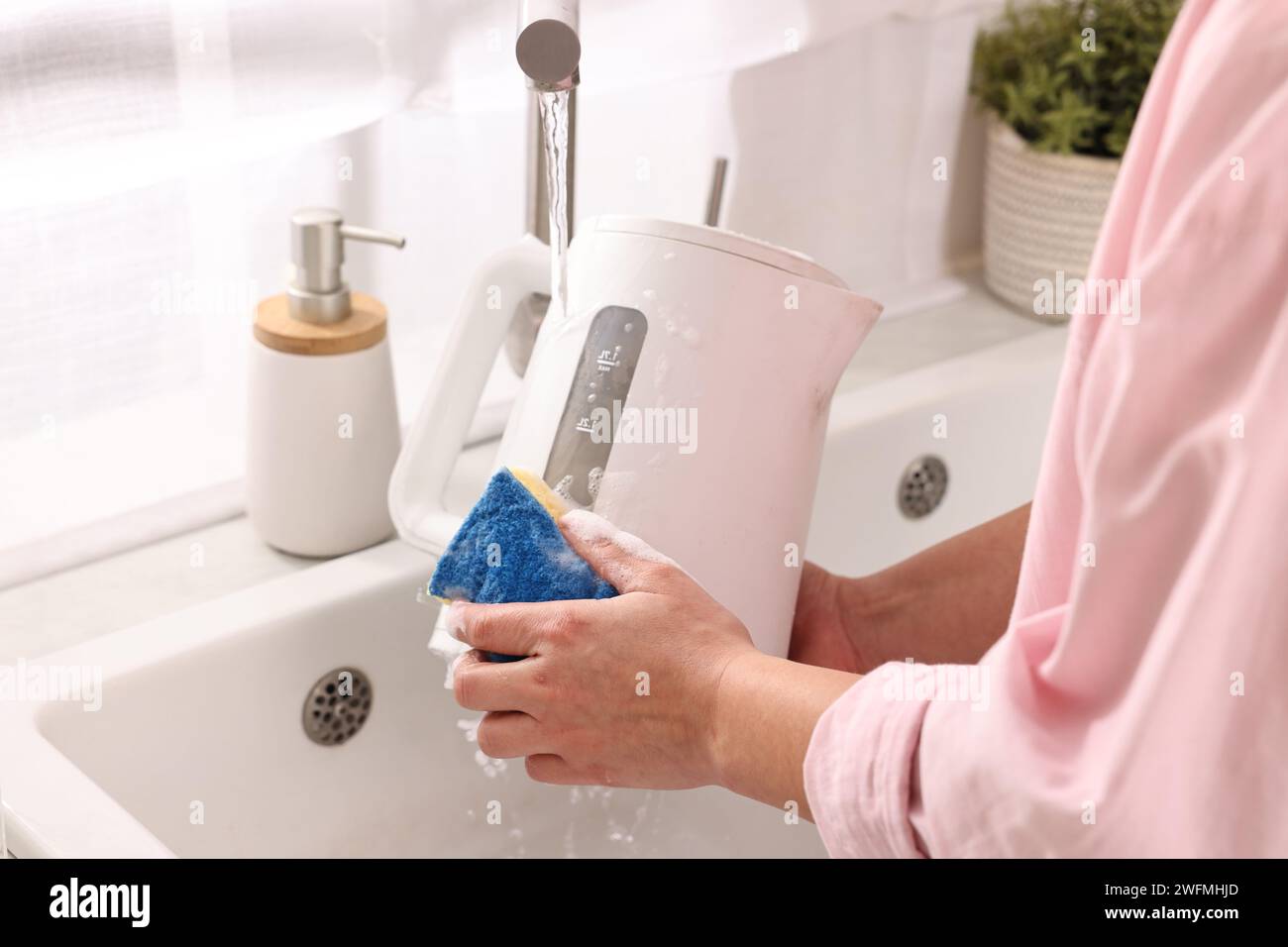 Woman washing kitchen sink sponge hi-res stock photography and images ...