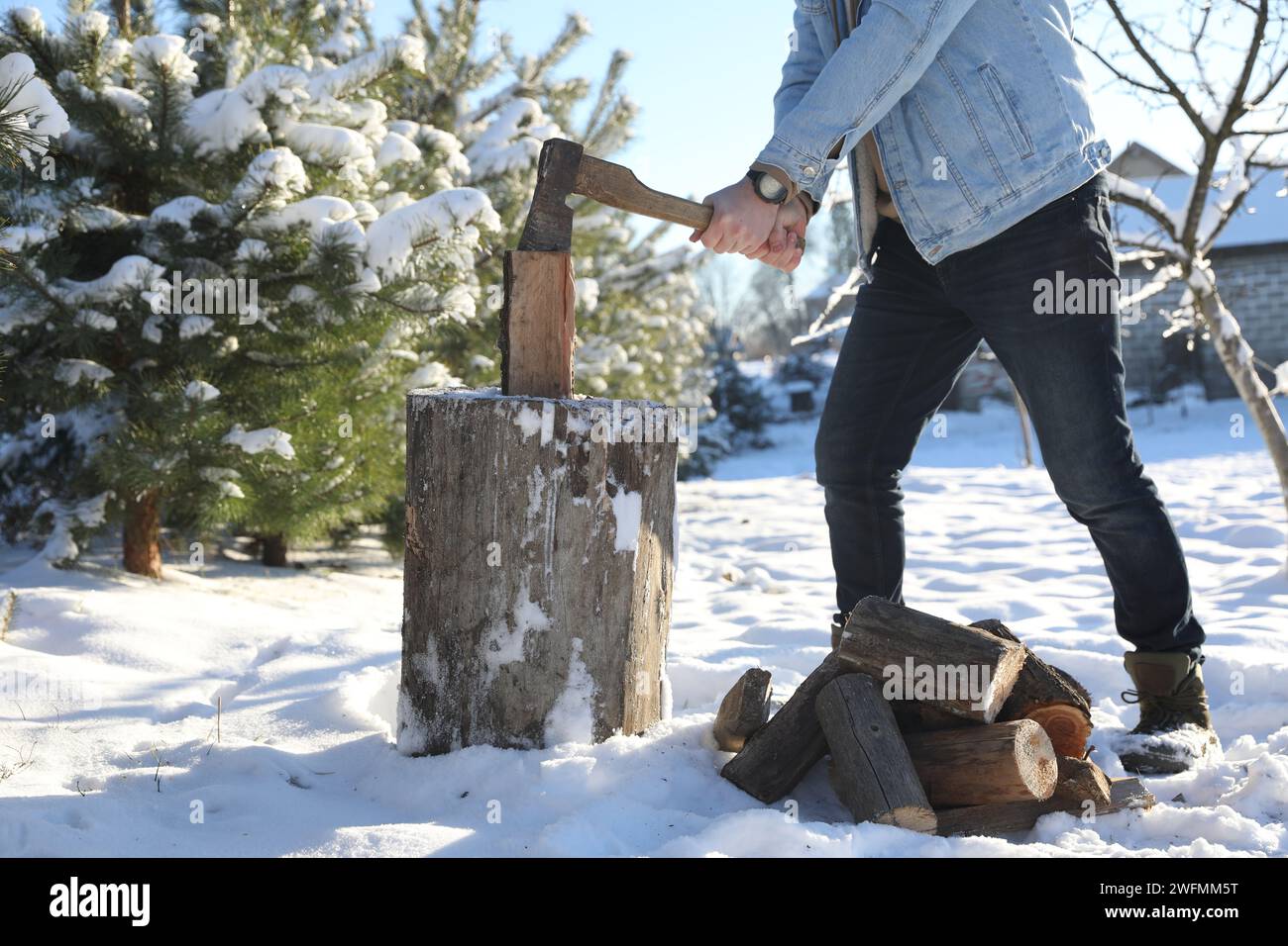 Man chopping wood on stump hi-res stock photography and images - Alamy