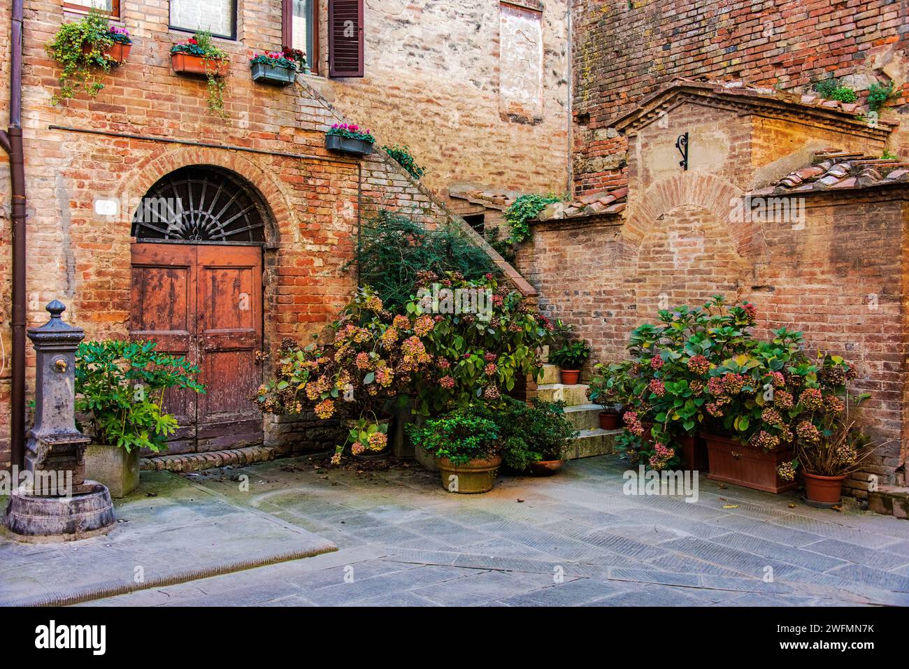 Italian medieval courtyard Stock Photo - Alamy