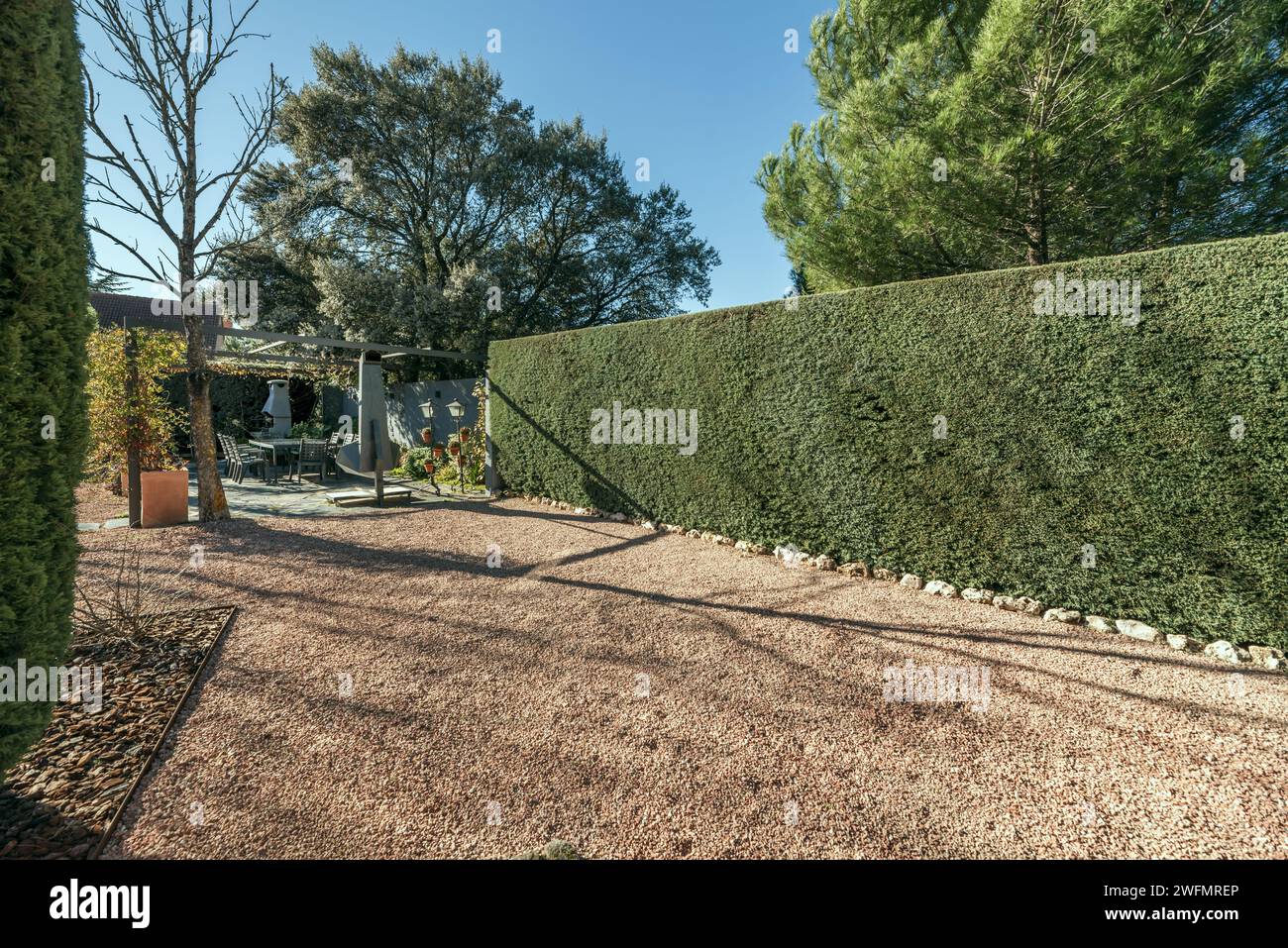 Perimeter hedge of a single-family home with an outdoor dining room ...