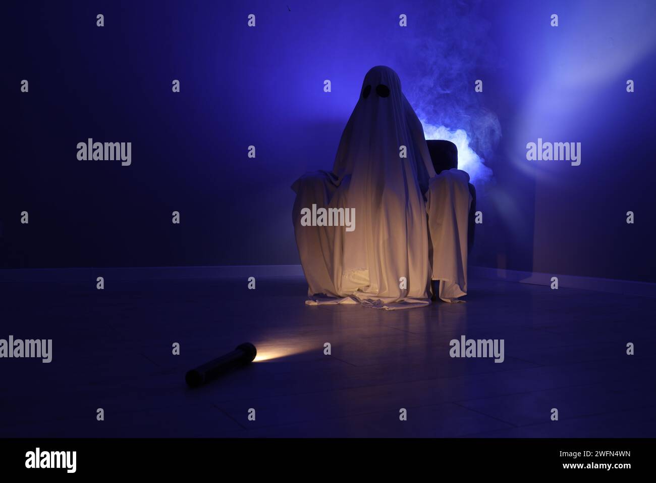 Demon sitting hi-res stock photography and images - Alamy