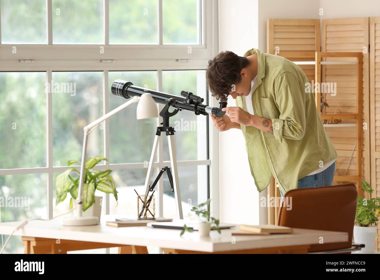 Man using telescope hi-res stock photography and images - Alamy