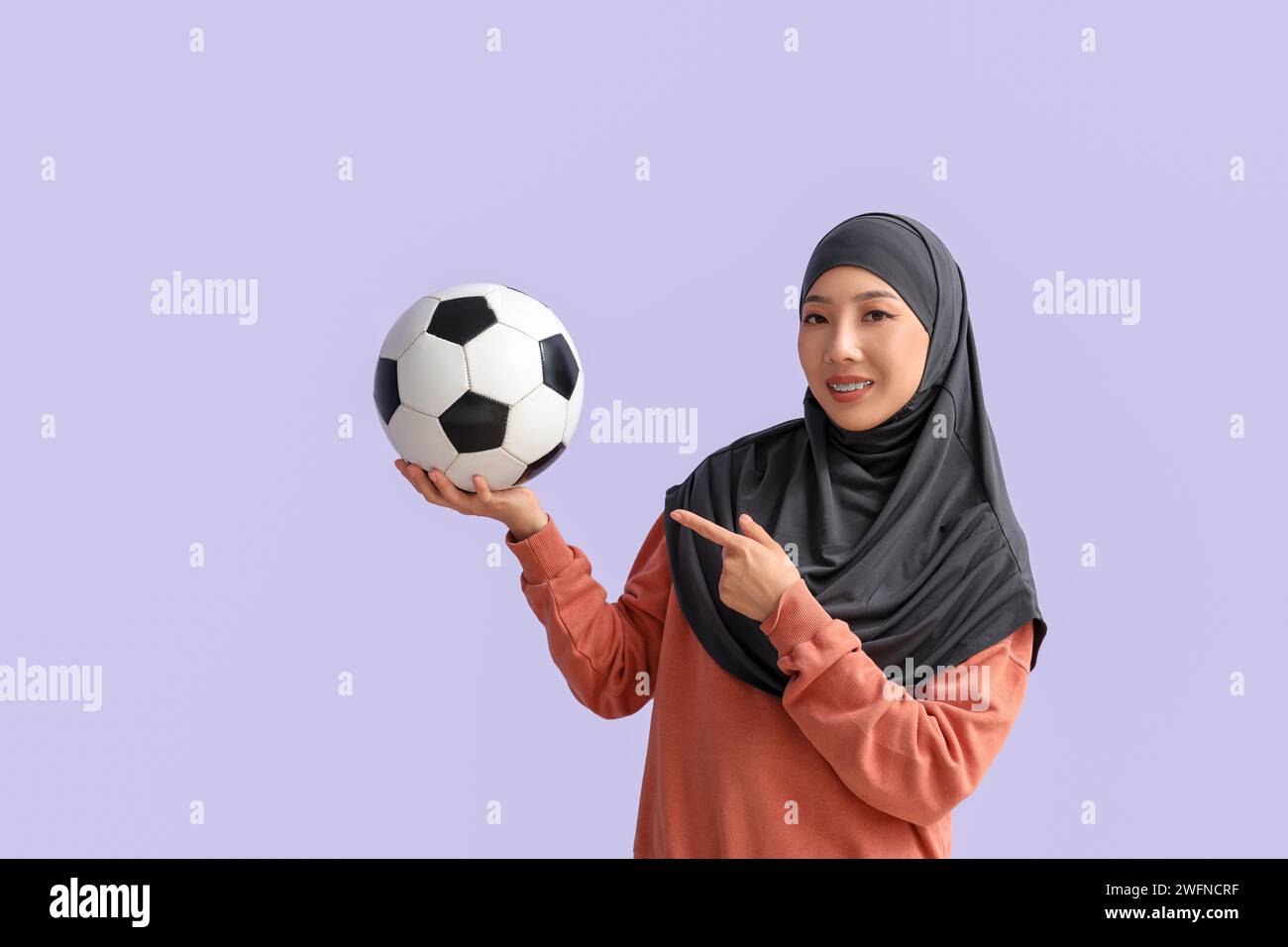 Girl in hijab football hi-res stock photography and images - Alamy
