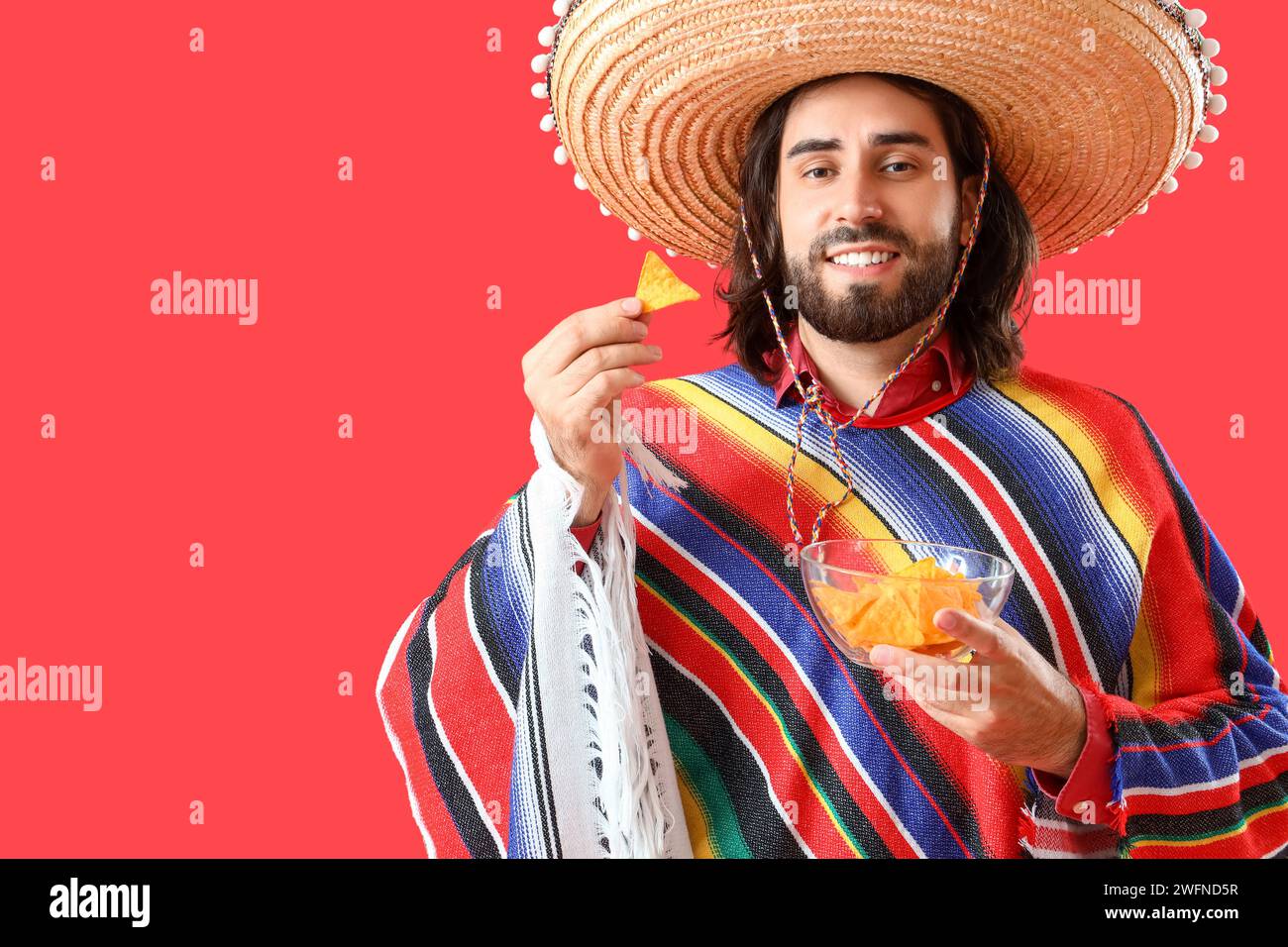 Mexican man poncho sombrero eating hi-res stock photography and images ...