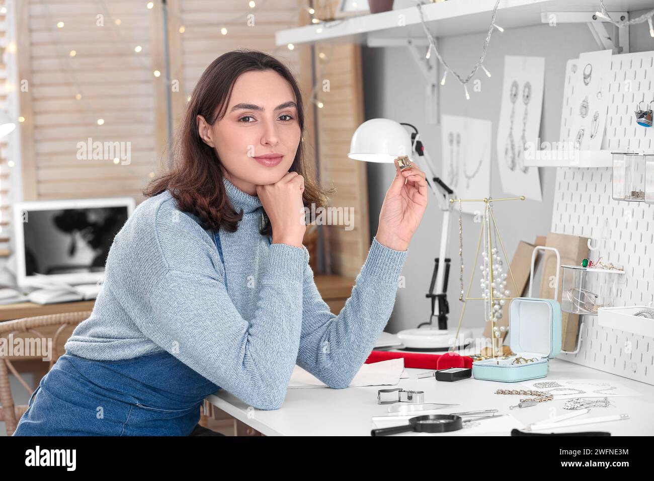 Female create handmade jewelry hi-res stock photography and images - Alamy