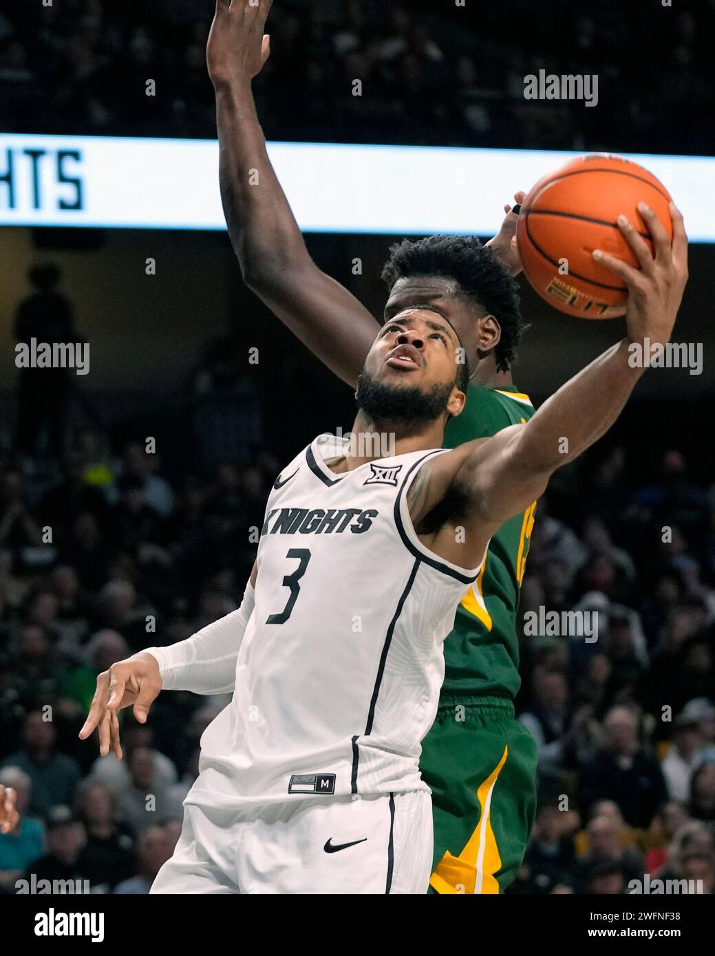 Central Florida guard Darius Johnson (3) makes a shot in front of ...