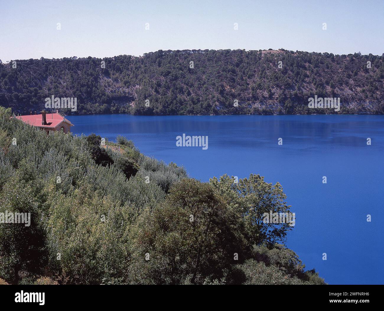THE BLUE LAKE MOUNT GAMBIER, A LARGE CRATER LAKE IN A DORMANT VOLCANO ...