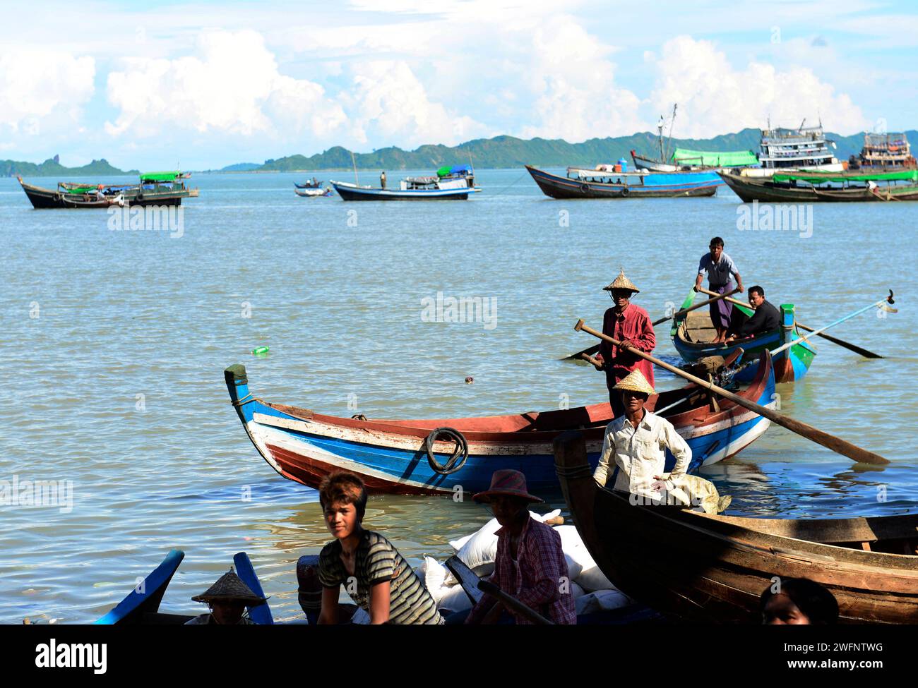 Myanmar fishing boats hi-res stock photography and images - Alamy