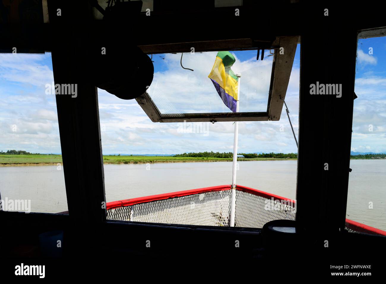 Crowded boat hi-res stock photography and images - Alamy