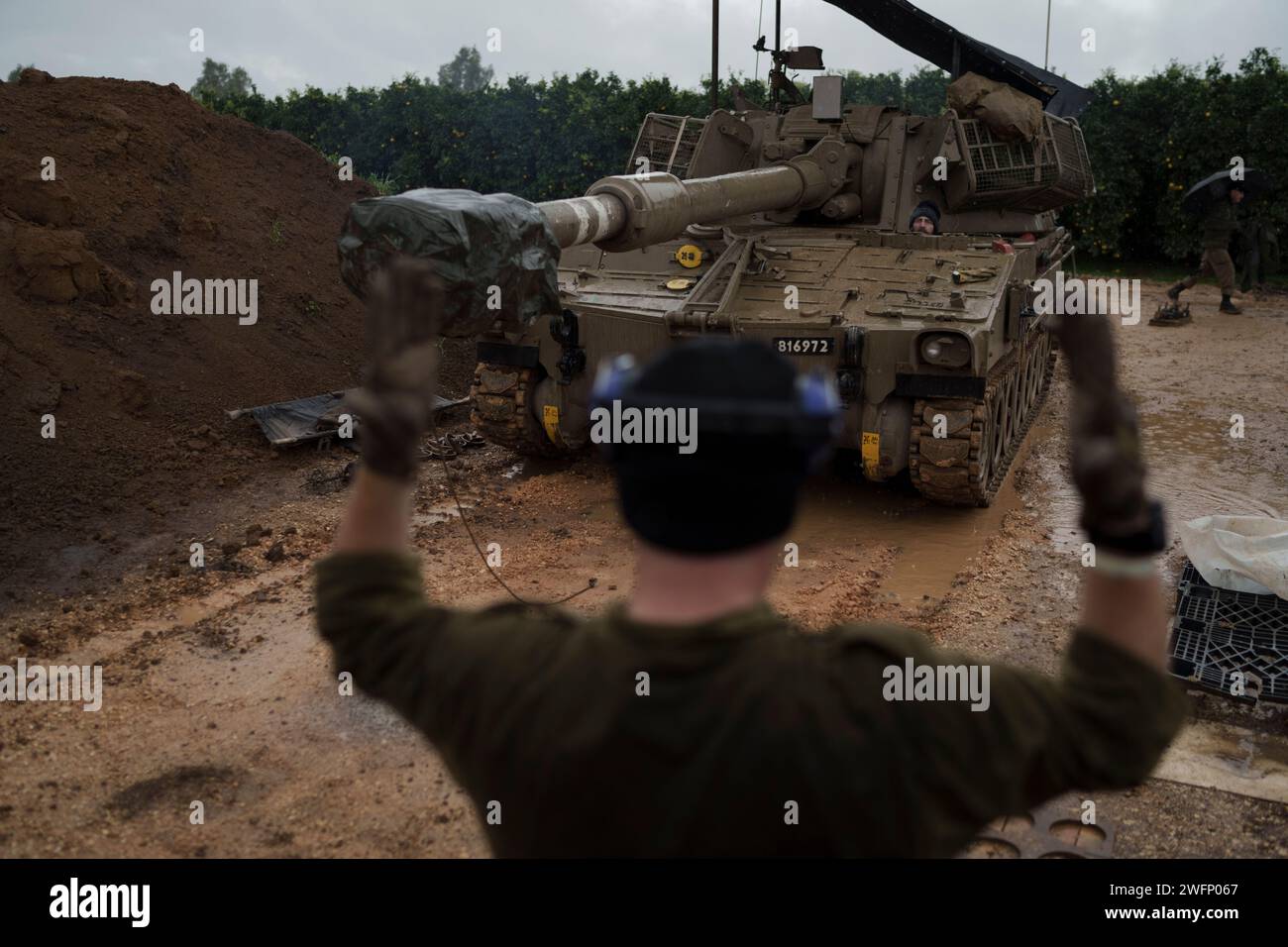 An Israeli mobile howitzer gets into position near the border with ...