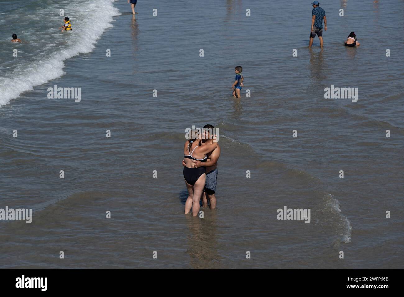 Tongoy, Coquimbo, Chile. 31st Jan, 2024. A couple embraces in the sea ...