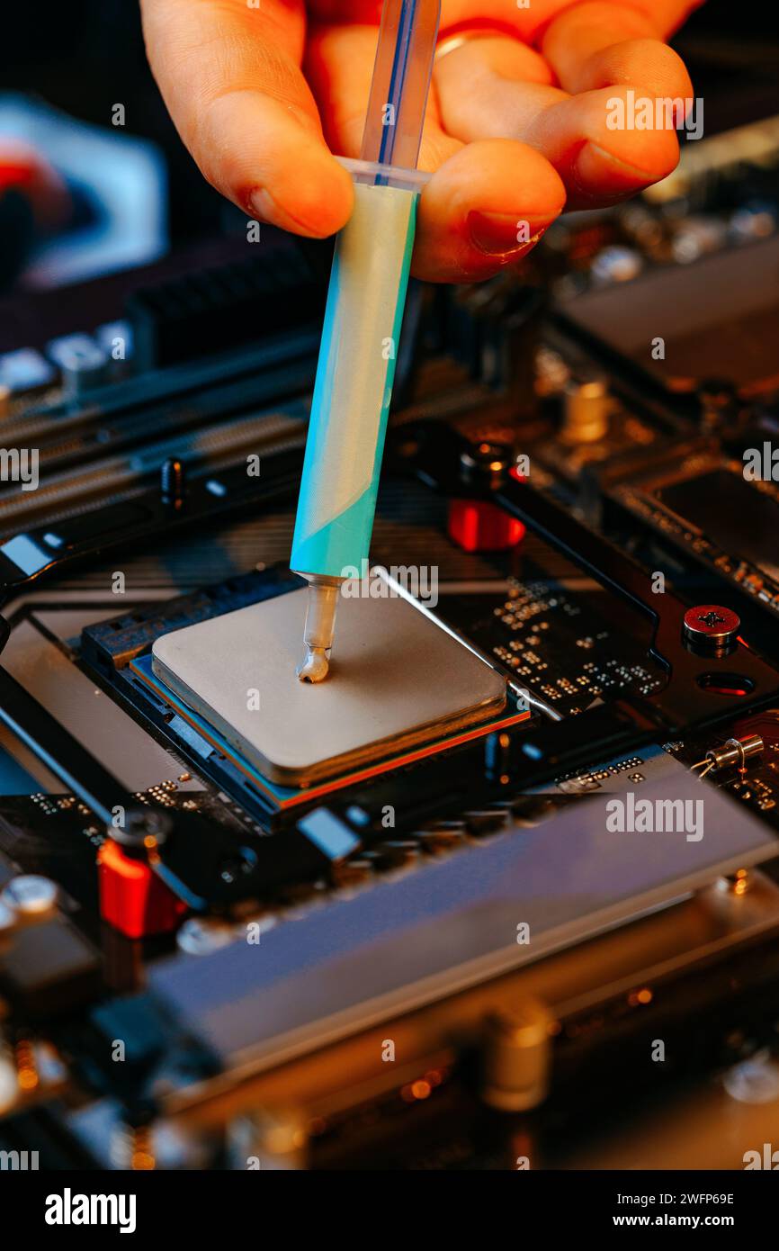 Applying thermal paste to a computer processor Stock Photo - Alamy