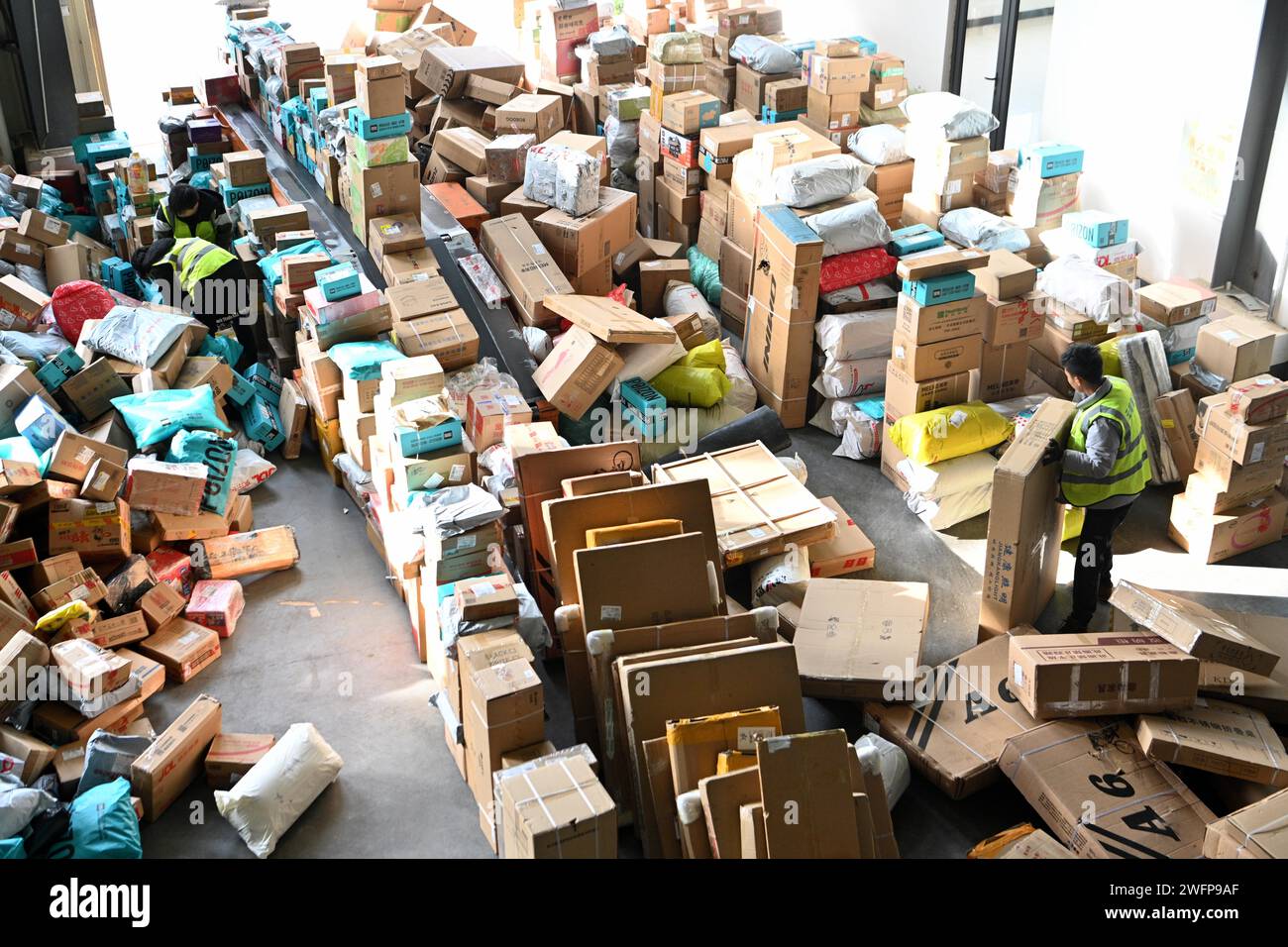**CHINESE MAINLAND, HONG KONG, MACAU AND TAIWAN OUT** Workers sort ...