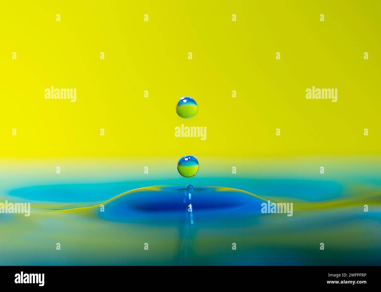 Water droplets fall on a coloured surface Stock Photo - Alamy