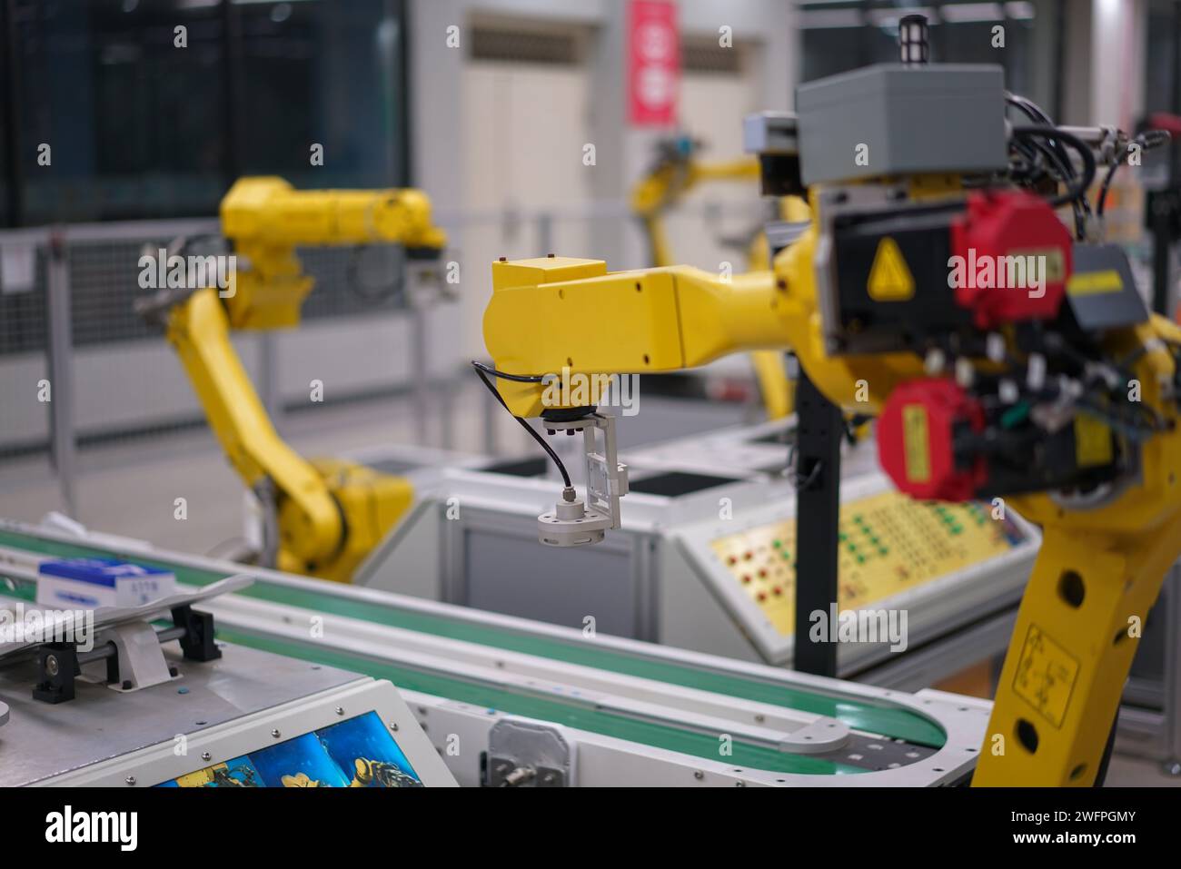 Robotic hand hi-res stock photography and images - Alamy