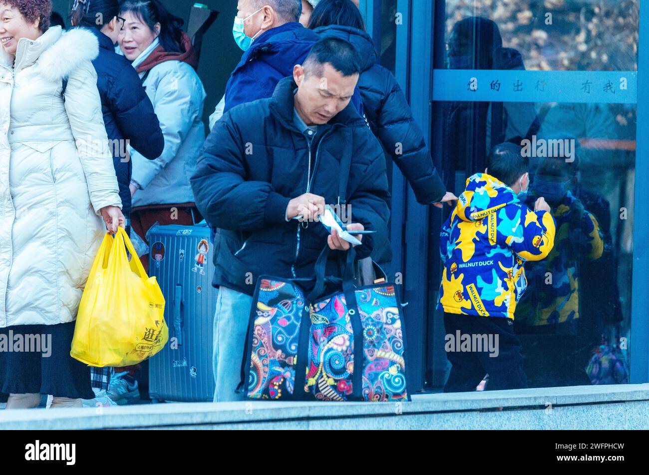 Weinan railway station welcomes passengers returning home for Spring ...