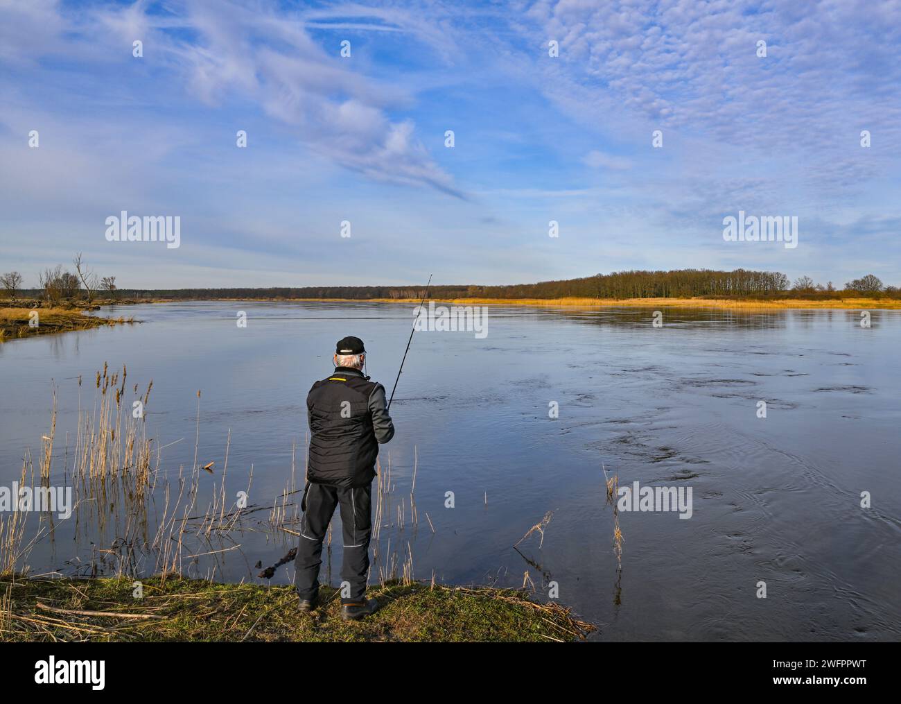 Ratzdorf, Germany. 29th Jan, 2024. An angler stands on the German ...