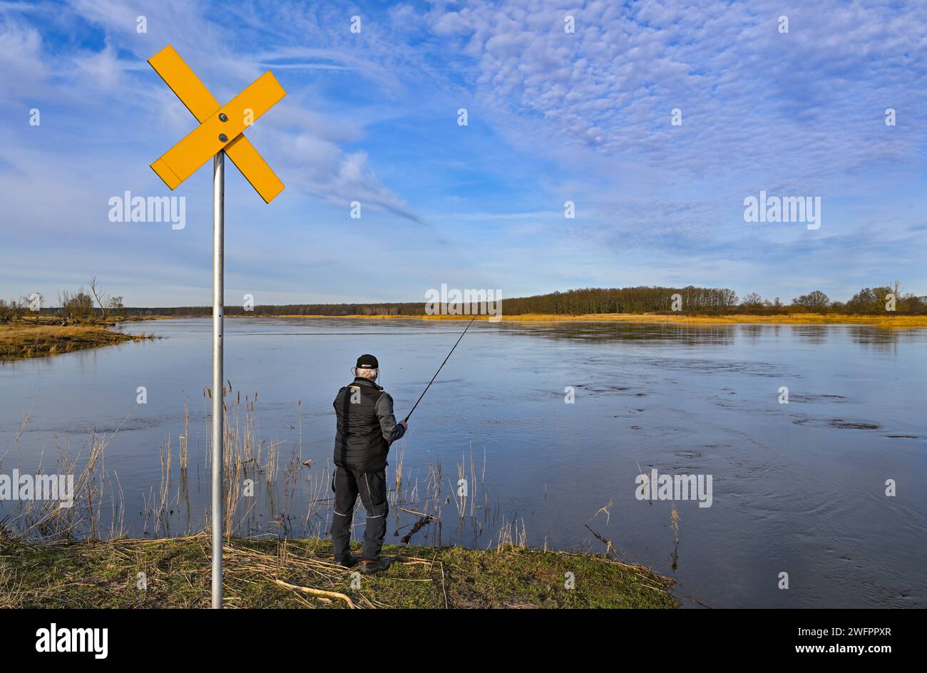 Ratzdorf, Germany. 29th Jan, 2024. An angler stands on the German ...