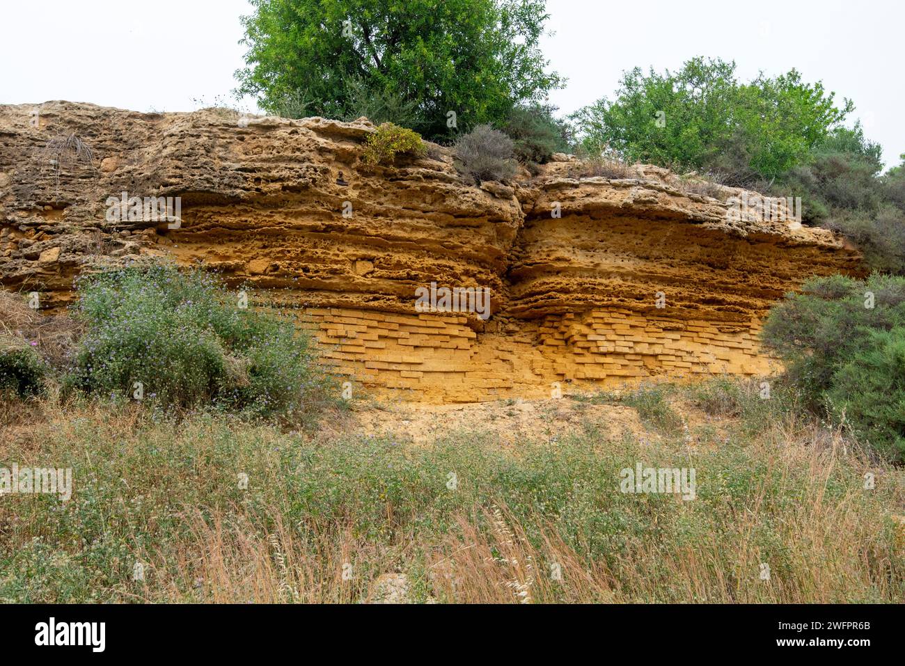 Temples in the cliff hi-res stock photography and images - Alamy