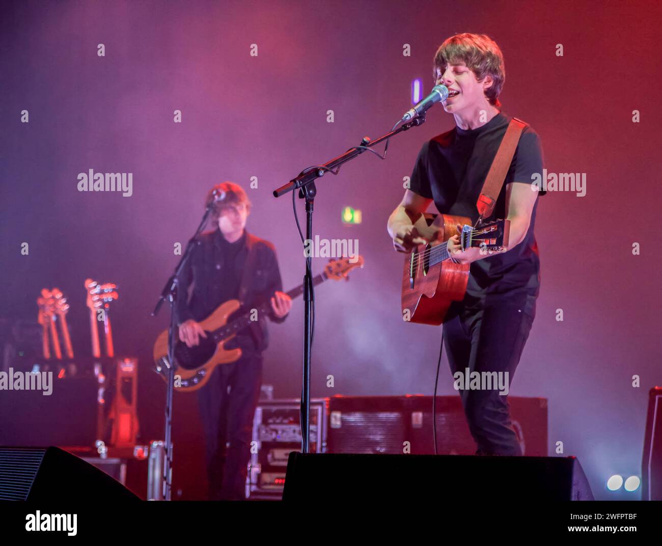 Jake Bugg and lead guitarist playing live at the Manchester (O2) Apollo ...