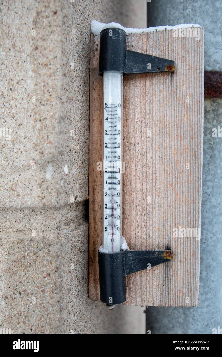 Thermometer shows low temperatures in celsius. Cold and frost Stock ...