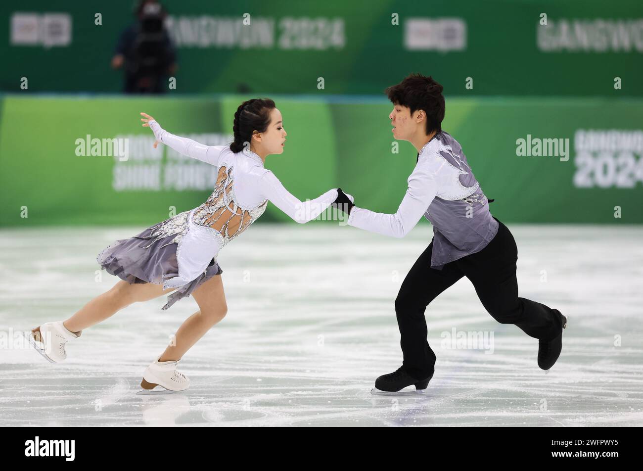 (240201) -- GANGNEUNG, Feb. 1, 2024 (Xinhua) -- Liu Tong (L)/Ge ...