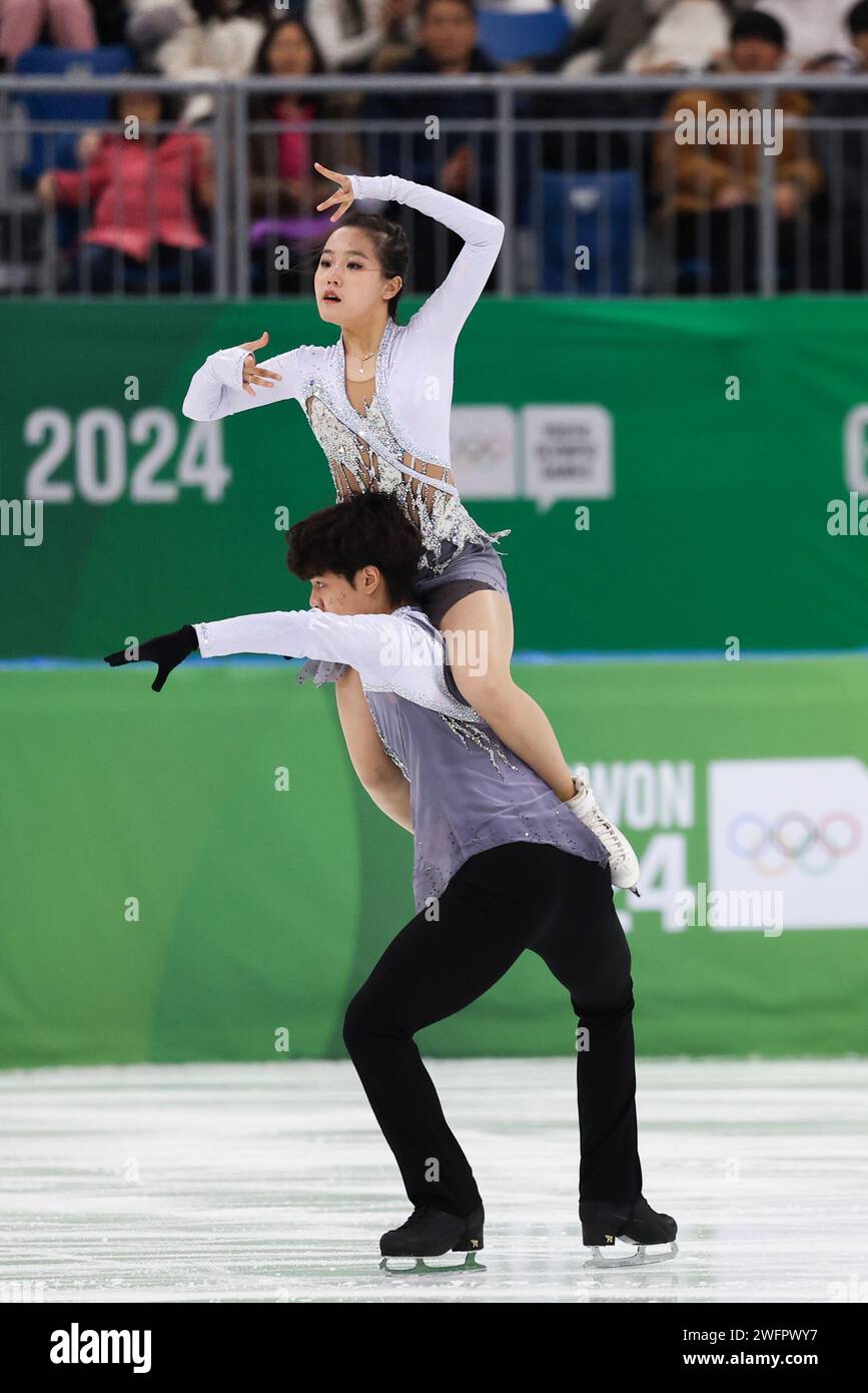 (240201) -- GANGNEUNG, Feb. 1, 2024 (Xinhua) -- Liu Tong (Top)/Ge ...