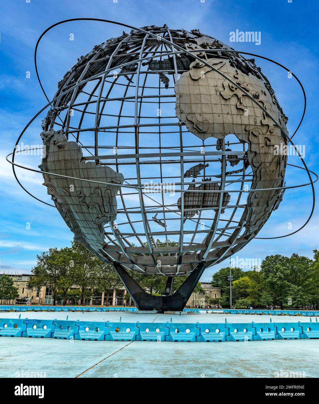 Globe metallic sculpture hi-res stock photography and images - Alamy