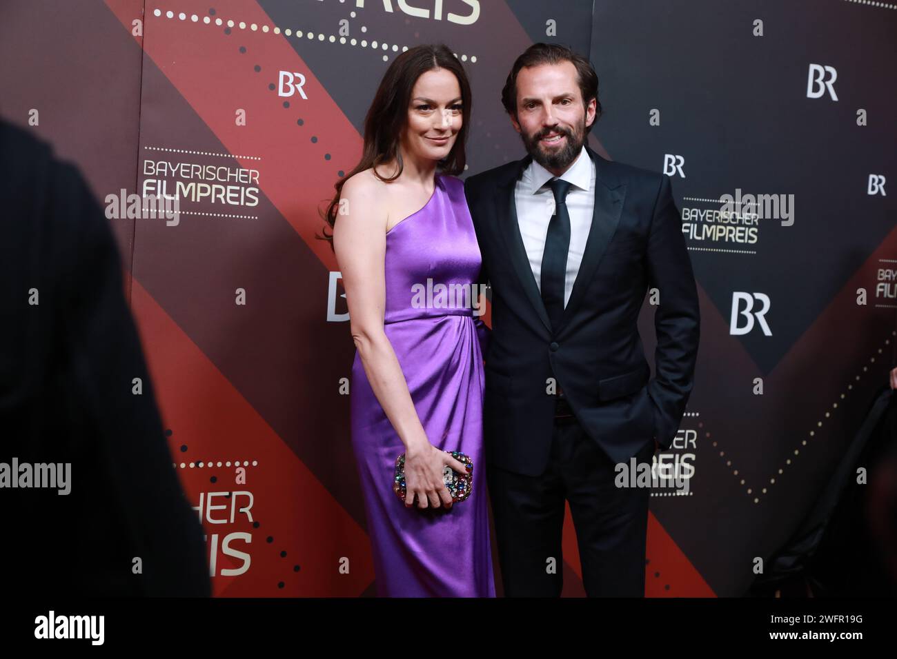 Quirin Berg mit Partnerin Kara Hecker bei der Verleihung des 45 ...