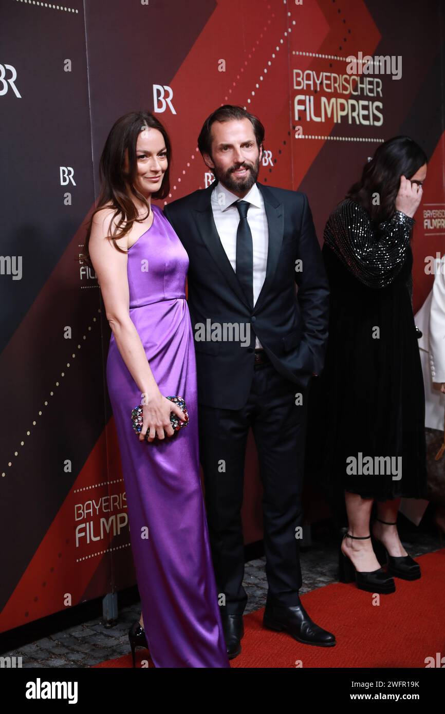 Quirin Berg mit Partnerin Kara Hecker bei der Verleihung des 45 ...