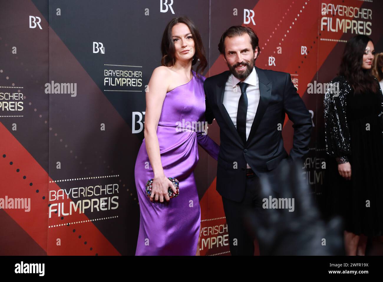 Quirin Berg mit Partnerin Kara Hecker bei der Verleihung des 45 ...