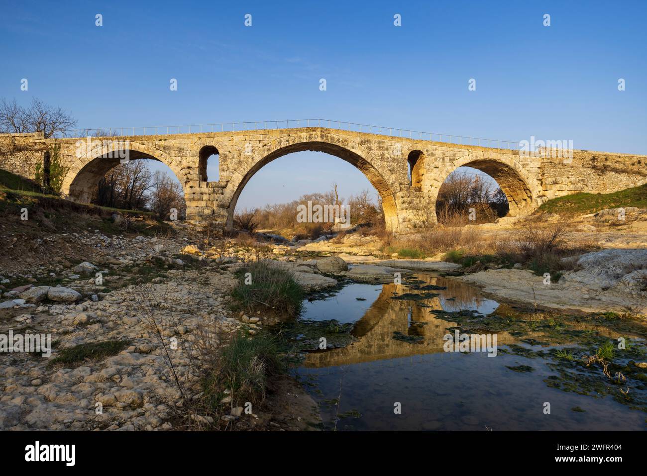 Pont Julien, roman stone arch bridge over Calavon river, Provence ...