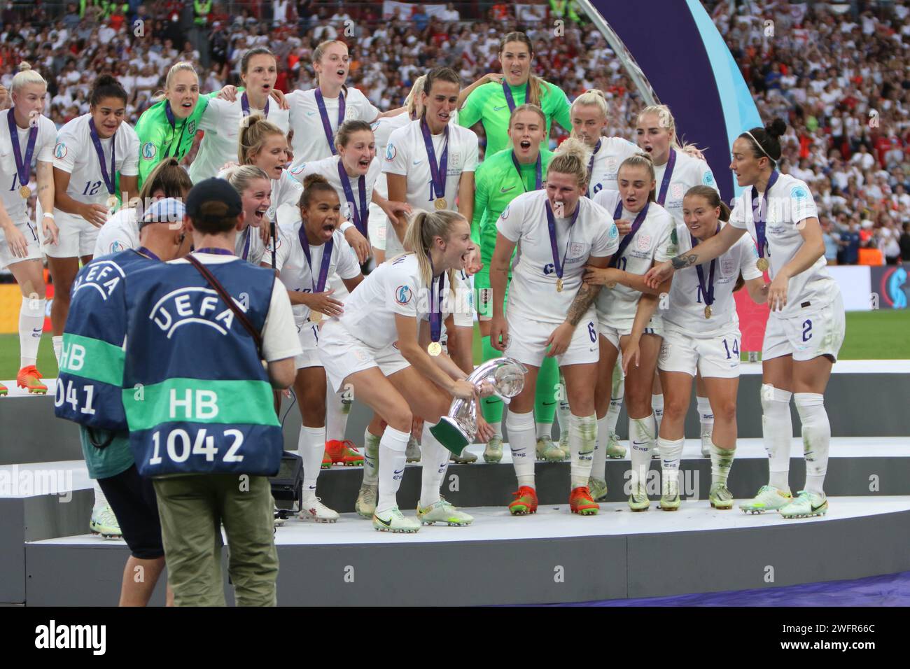 England lionesses euros trophy hi-res stock photography and images - Alamy