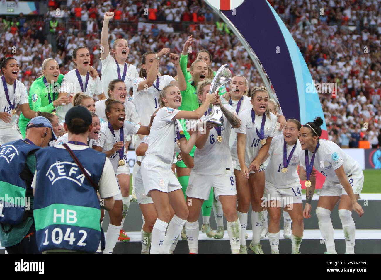 England lionesses euros trophy hi-res stock photography and images - Alamy