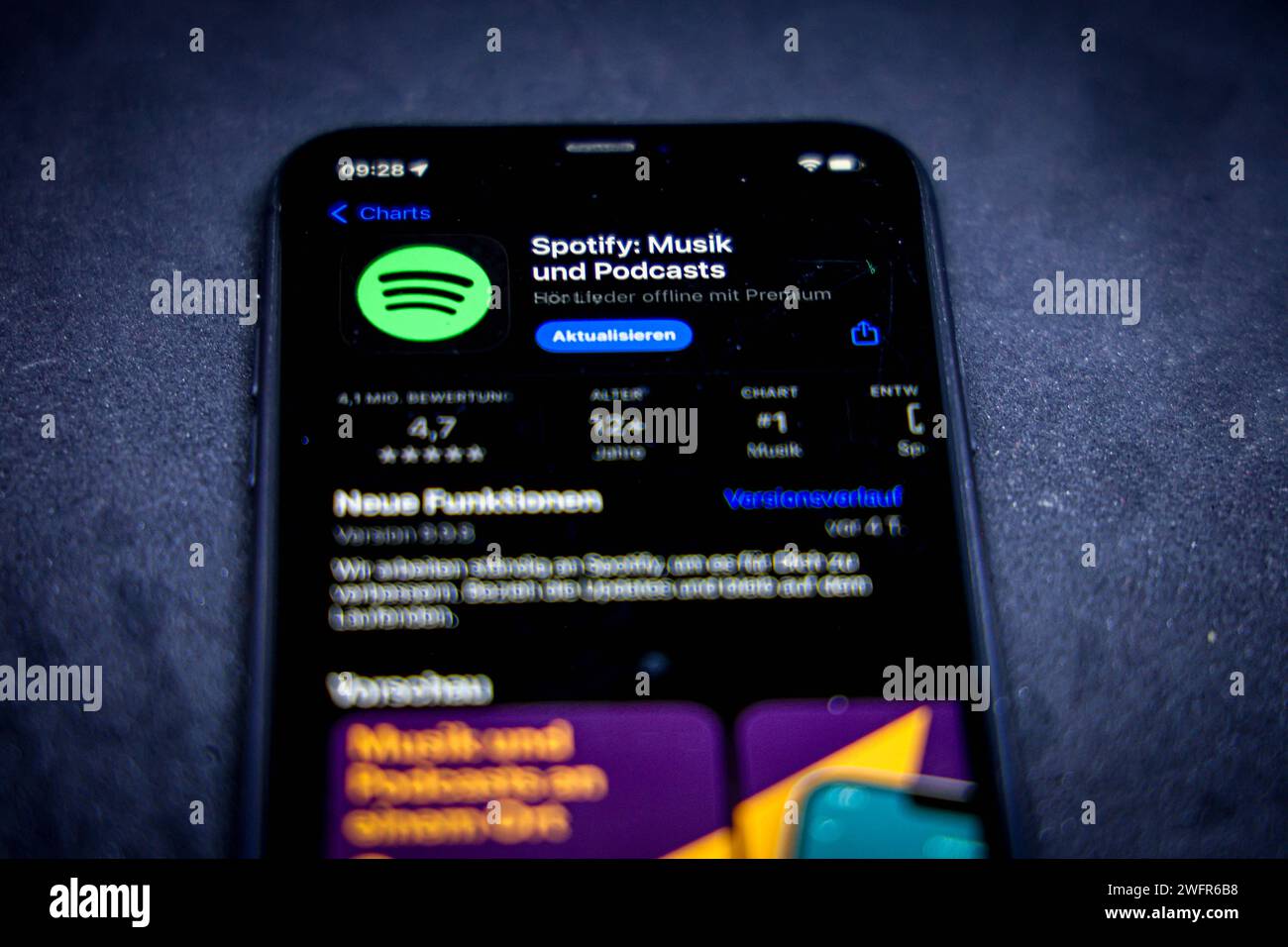 Spotify charts hi-res stock photography and images - Alamy
