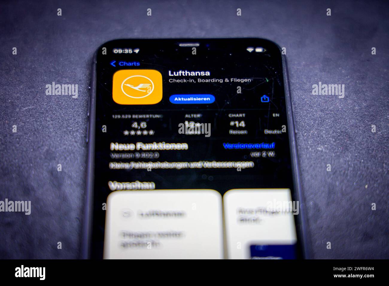 Apple App Store auf einem iPhone. Apps-Charts gratis. Lufthansa . // 29 ...