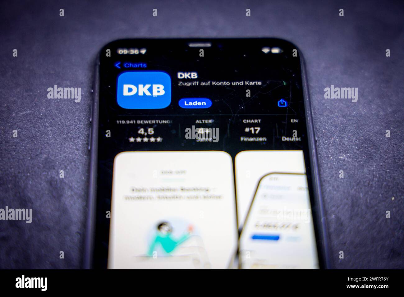 Apple App Store auf einem iPhone. Apps-Charts gratis. DKB. // 29.01.2024 *** Apple App Store on ...