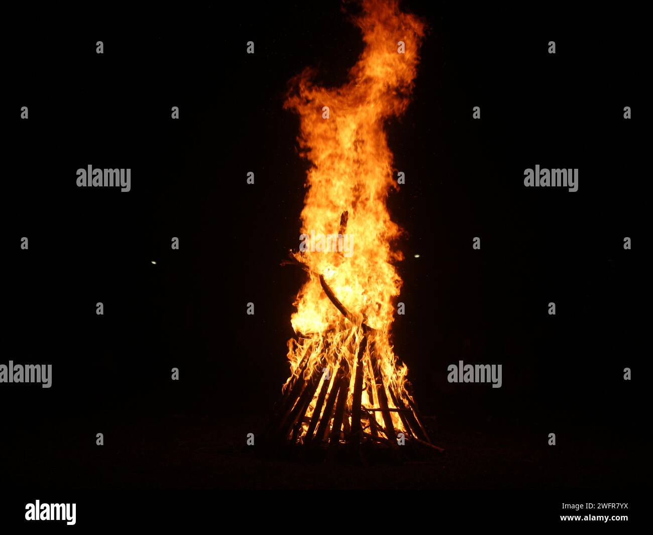 Night community gathering hi-res stock photography and images - Alamy